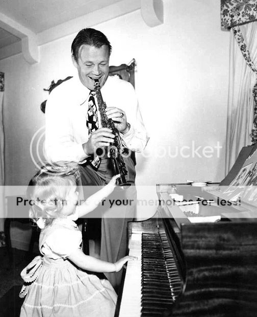 *CANDIDS* - Page 622 - The Silver Screen Oasis